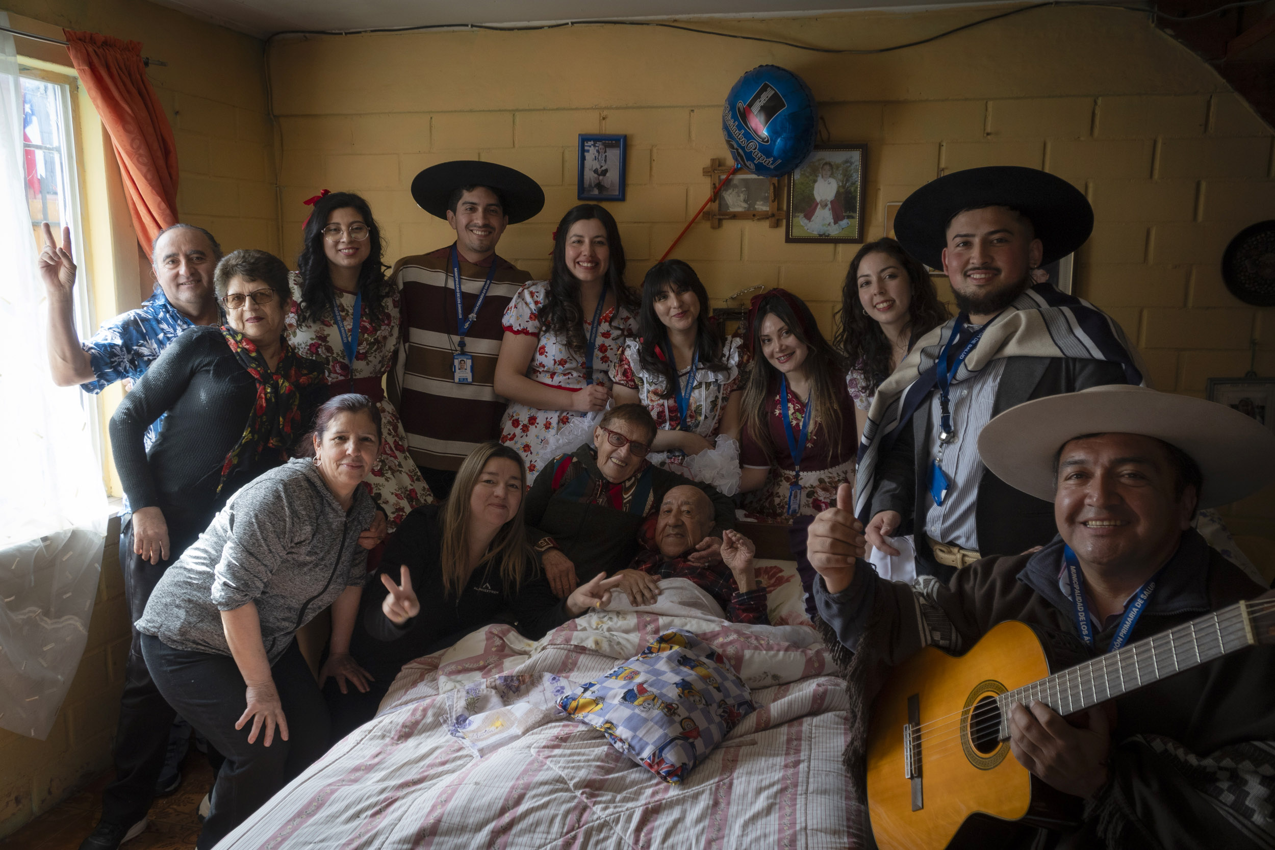 Pacientes de cuidados paliativos universales reciben saludo de Fiestas ...